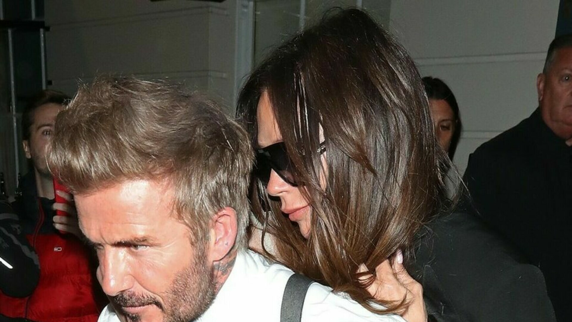 Beckham iznio Victoriju na leđima s proslave njezinog 50. rođendana ...