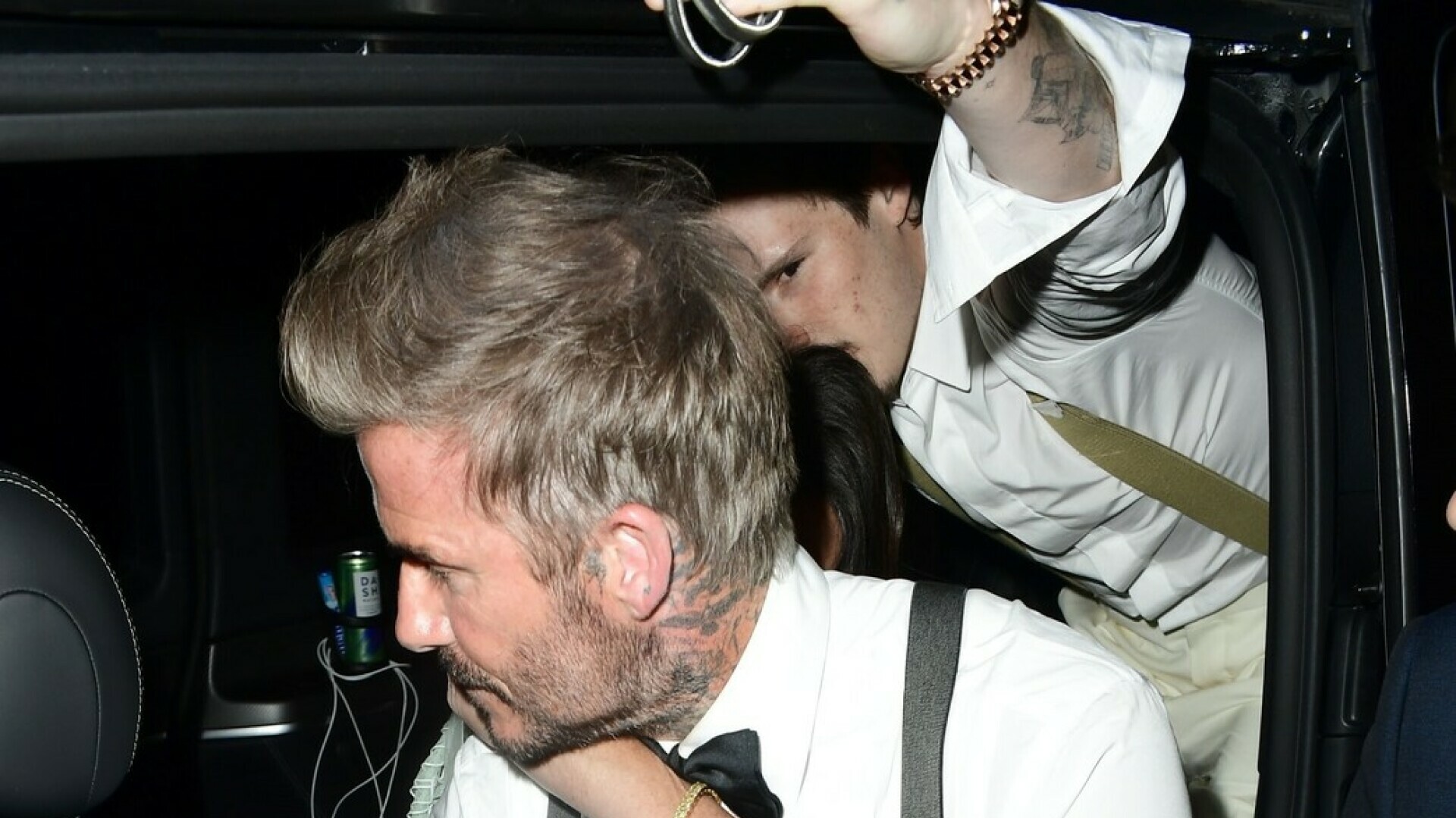 Beckham iznio Victoriju na leđima s proslave njezinog 50. rođendana ...