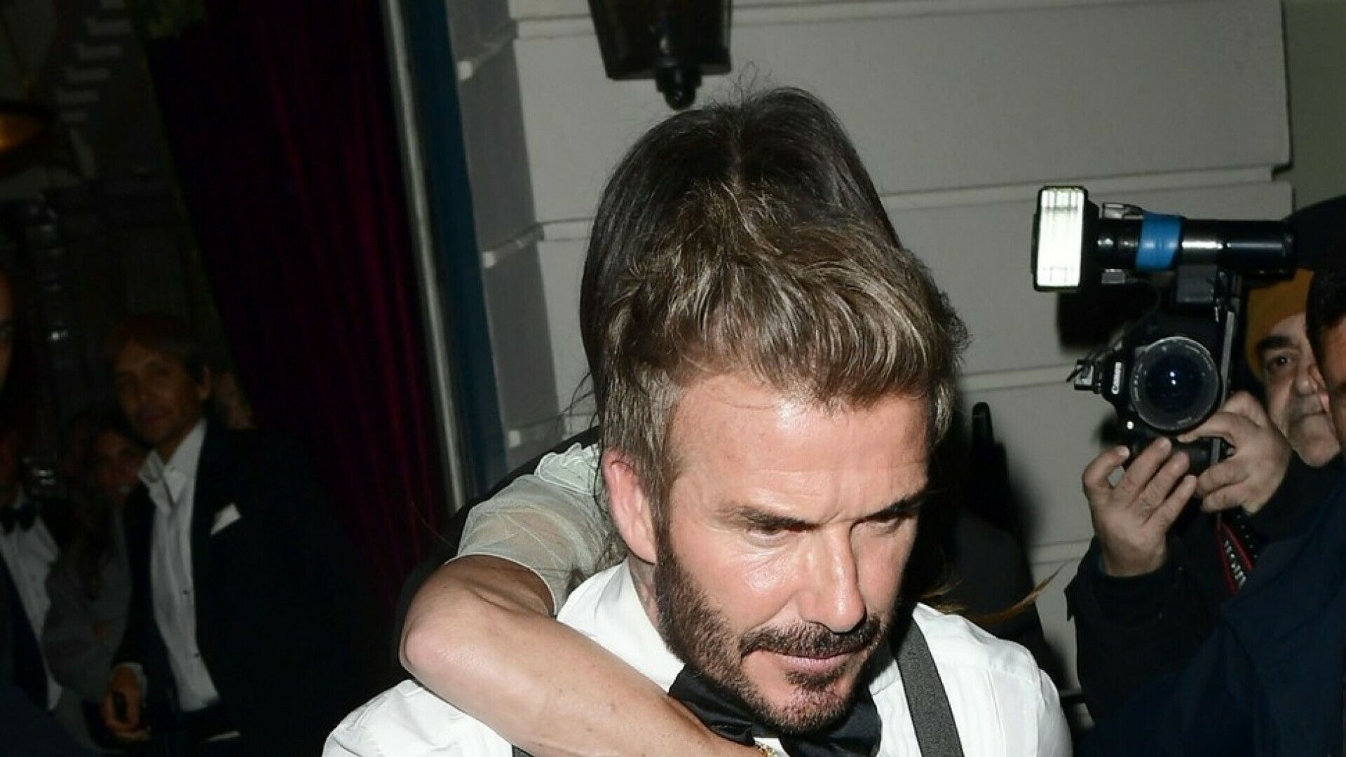 Beckham iznio Victoriju na leđima s proslave njezinog 50. rođendana ...