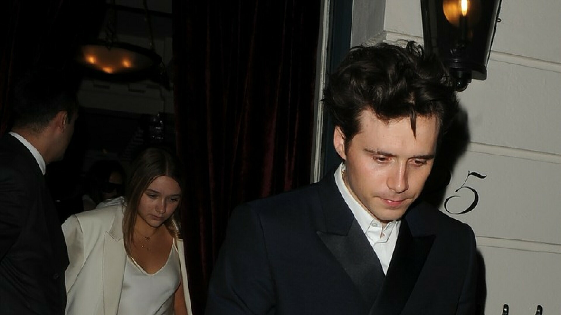 Beckham iznio Victoriju na leđima s proslave njezinog 50. rođendana ...