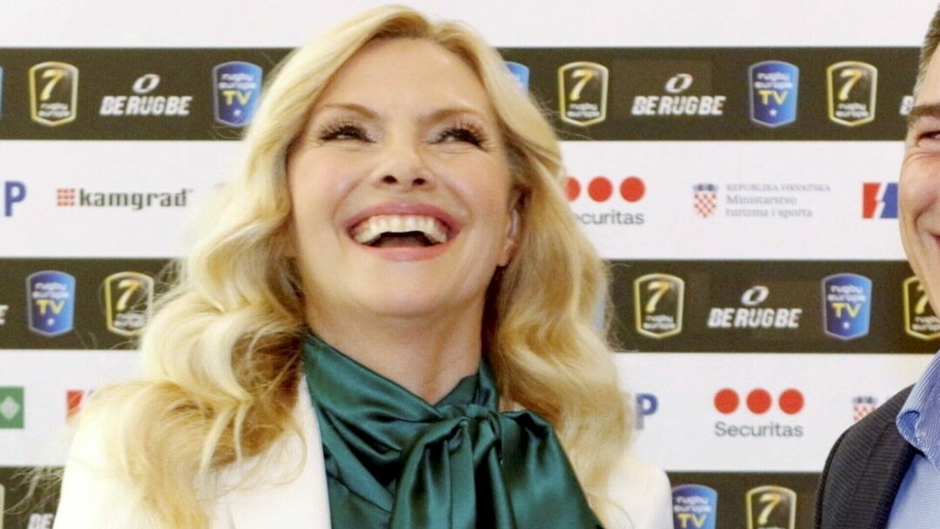 Vlatka Pokos prvi put snimljena u javnosti s novim dečkom, pozirali su zagrljeni, a osmijesi im ...