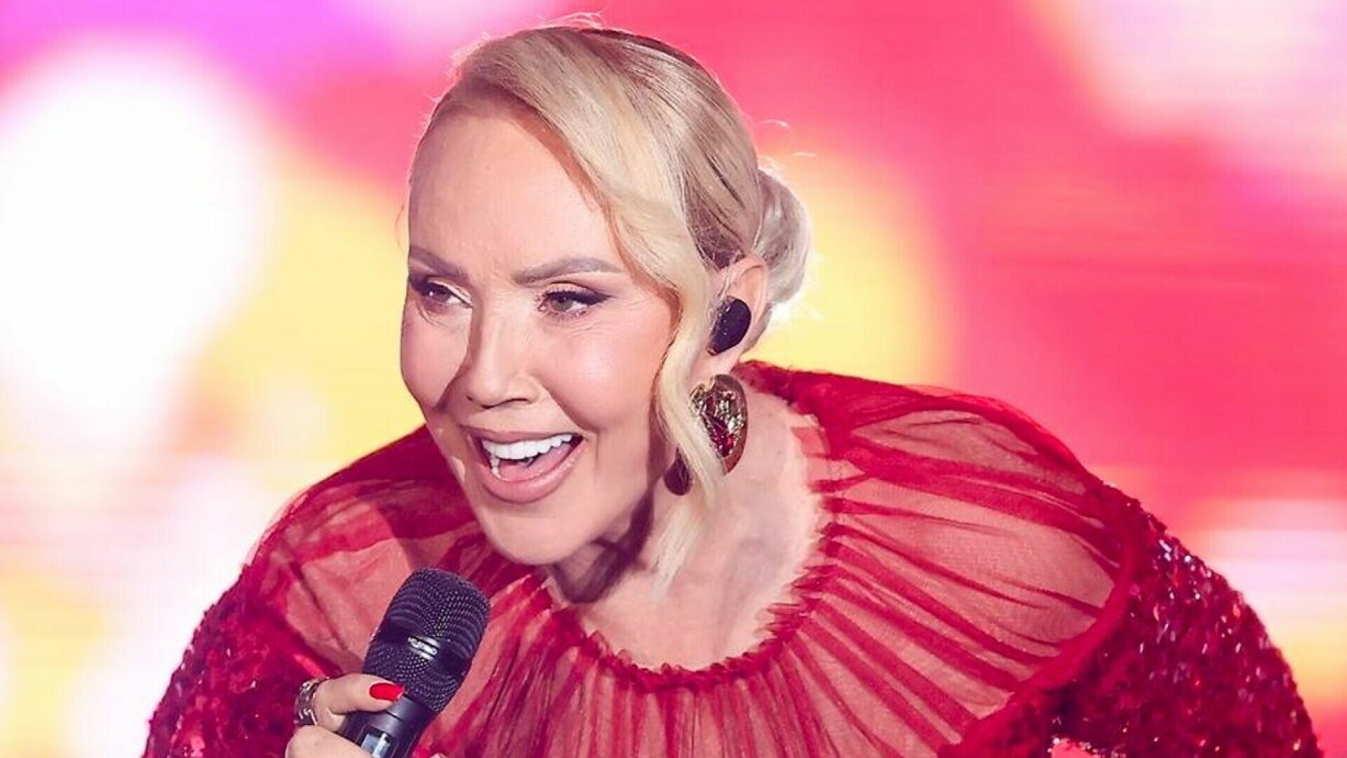 Snimka autobusa u kojem Lepa Brena obilazi regiju širi se društvenim ...