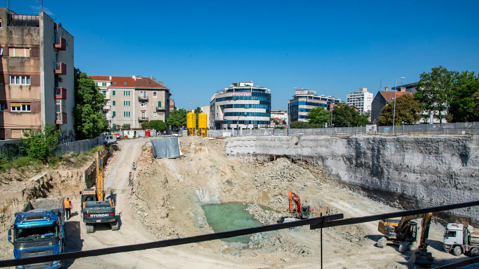 FOTO Velika rupa u centru Splita: Građani strahuju od urušavanja žile ...