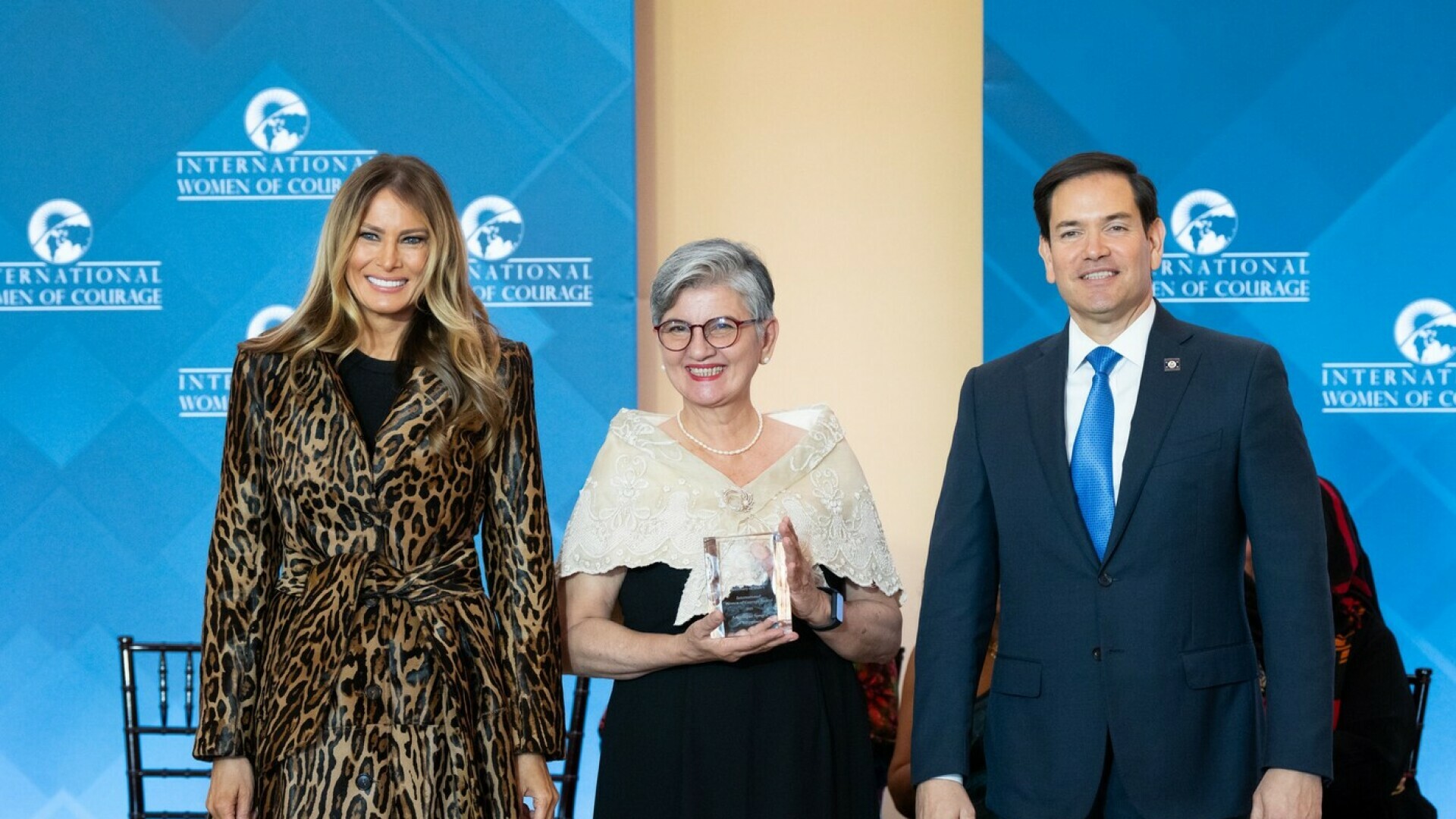 Melania Trump vratila se pred kamere poslije misterioznog skrivanja od ...