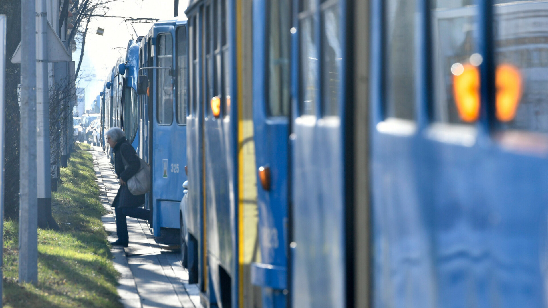 Prometni kolaps u Zagrebu: Tramvaji zapeli u koloni, putnici izlazili van