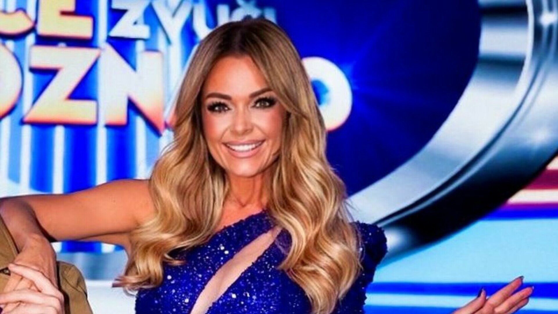 Prorezi na pravim mjestima začinili su Mineinu haljinu dostojnu i crvenih tepiha!