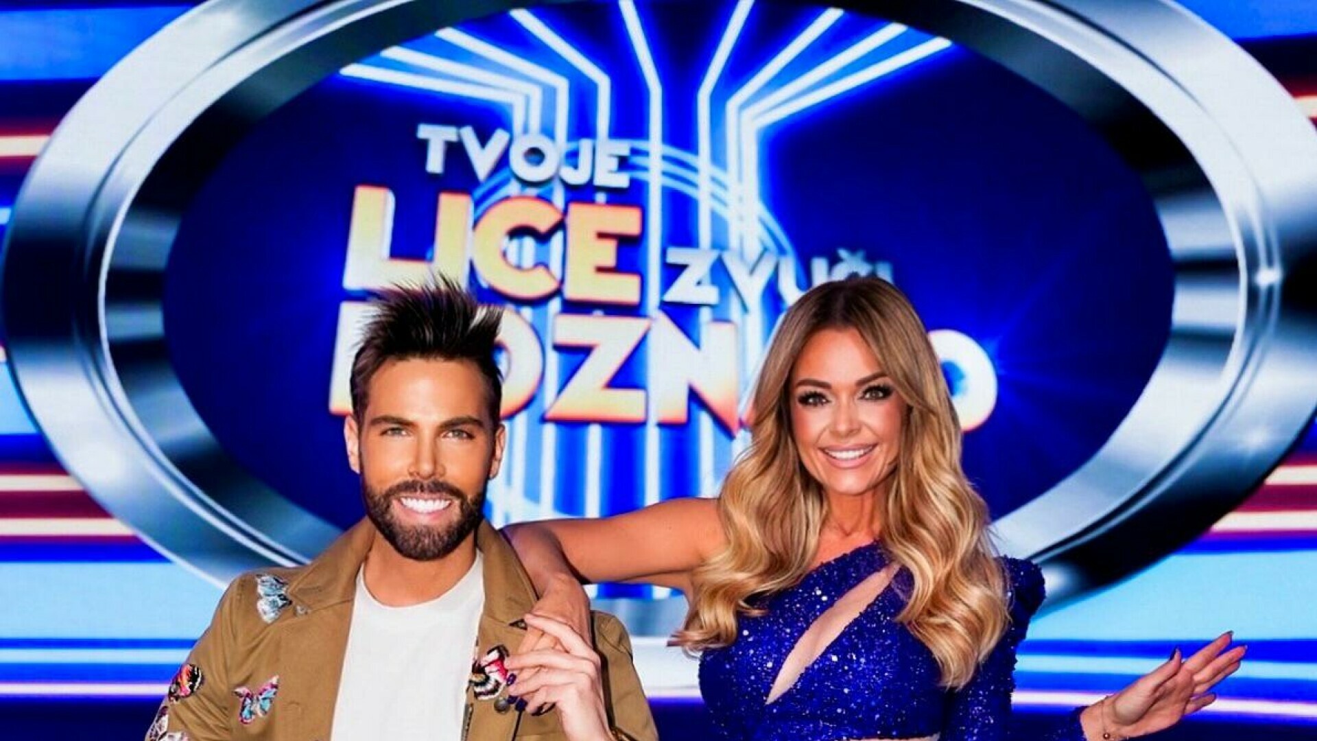 Prorezi na pravim mjestima začinili su Mineinu haljinu dostojnu i ...