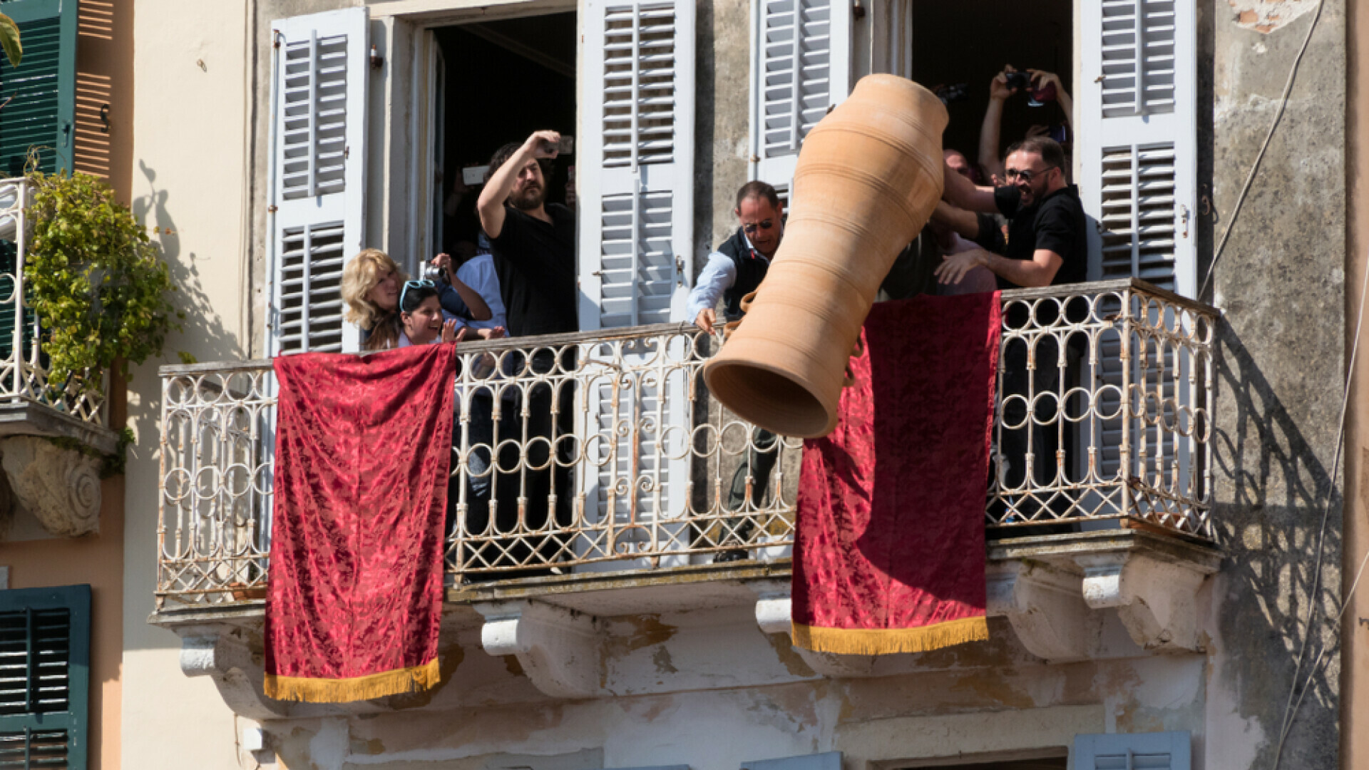 Kako se slavi Uskrs u svijetu? Nekome je blagdan bacanje stvari kroz ...