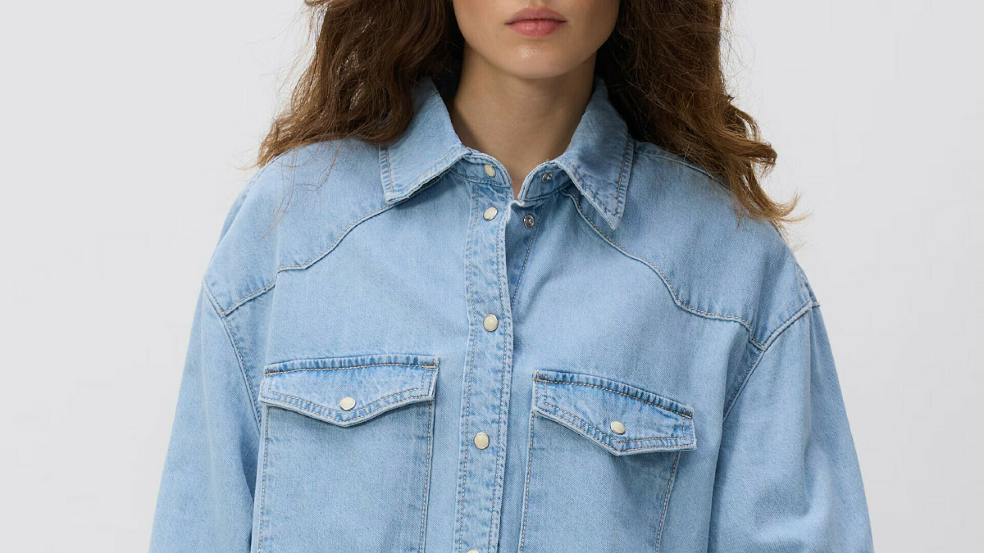 12 traper košulja i bluza iz trgovina koje će vas spasiti kada ne znate što odjenuti