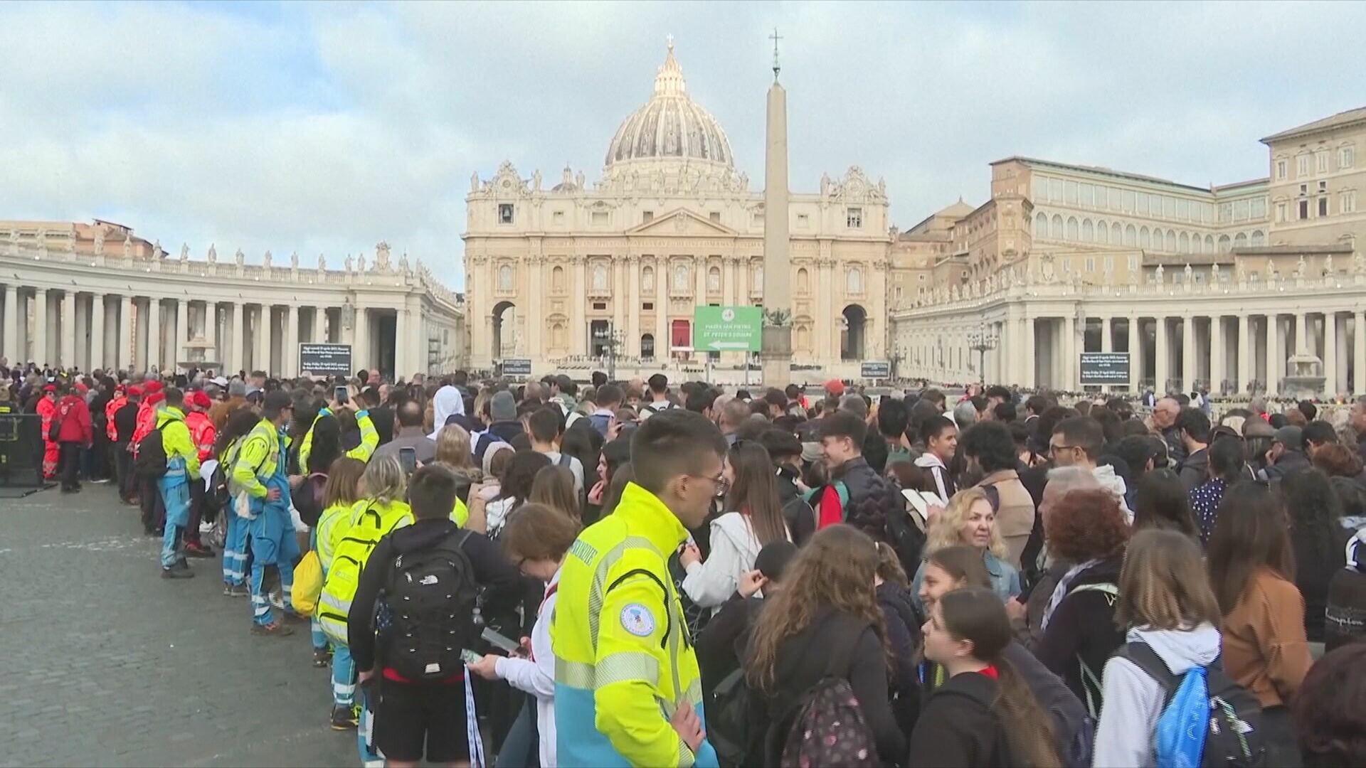 Rijeke ljudi pred bazilikom svetog Petra: Tko stane u red do 18 sati ...