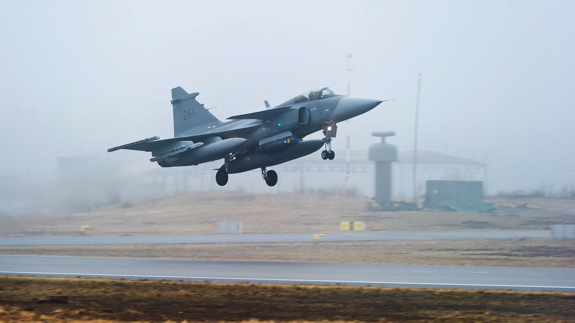 Bizarna nesreća srušila švedski vojni avion, pilot se morao ...