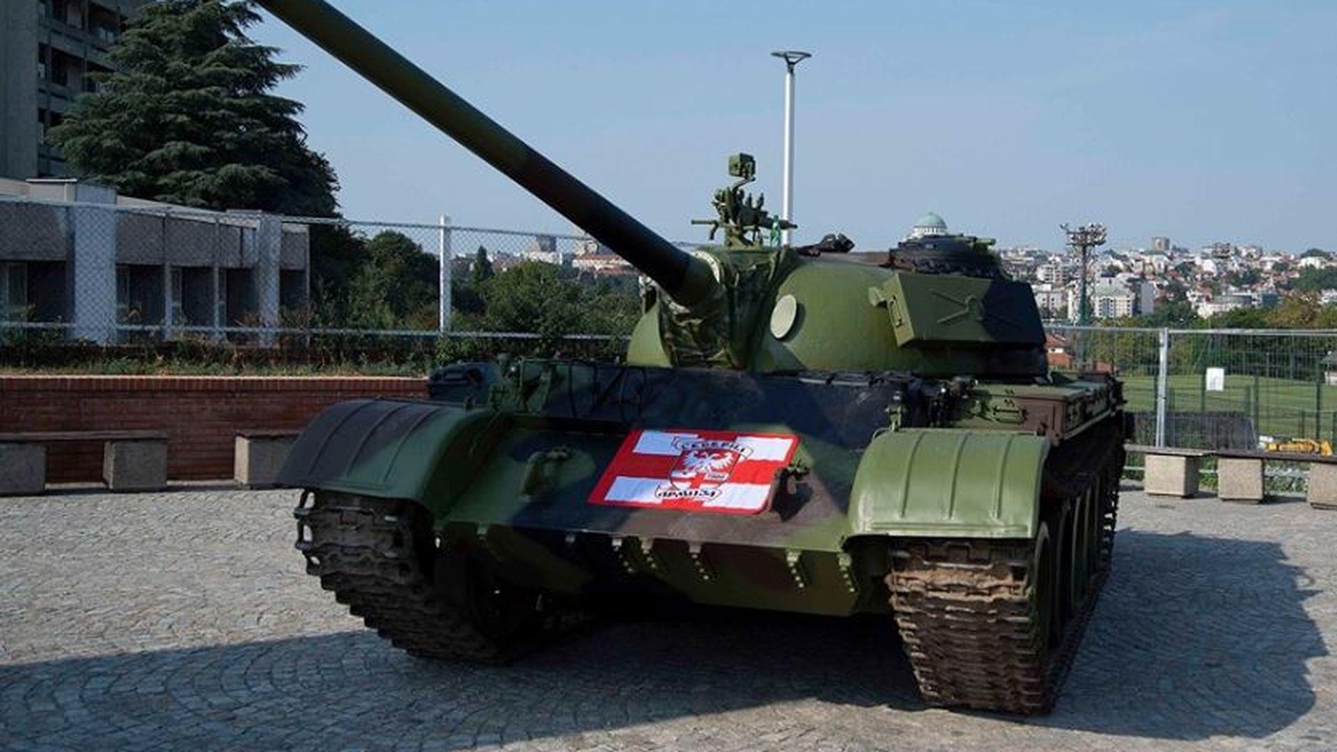 Crvena zvezda uoči povijesne utakmice ispred stadiona postavila - tenk!