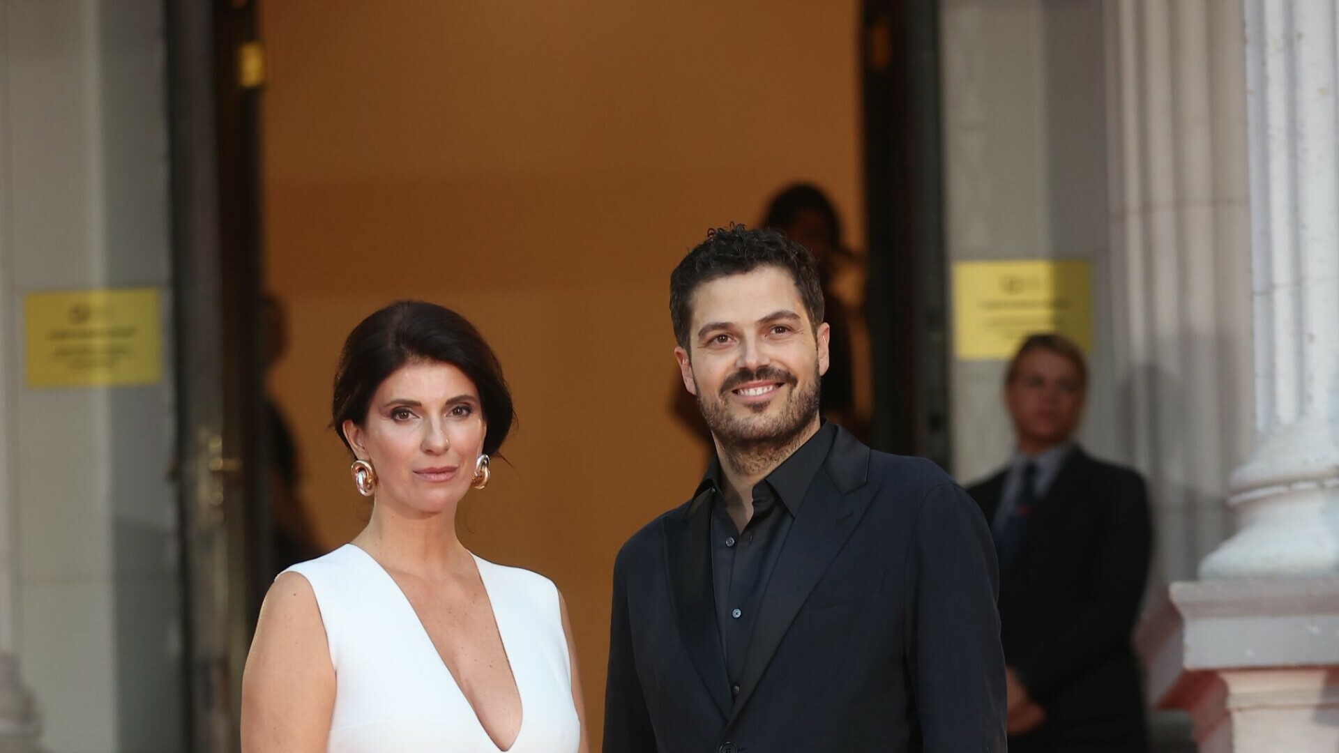 Pogledajte tko je žena u bijelom o kojoj svi pričaju, njen mlađi suprug ...