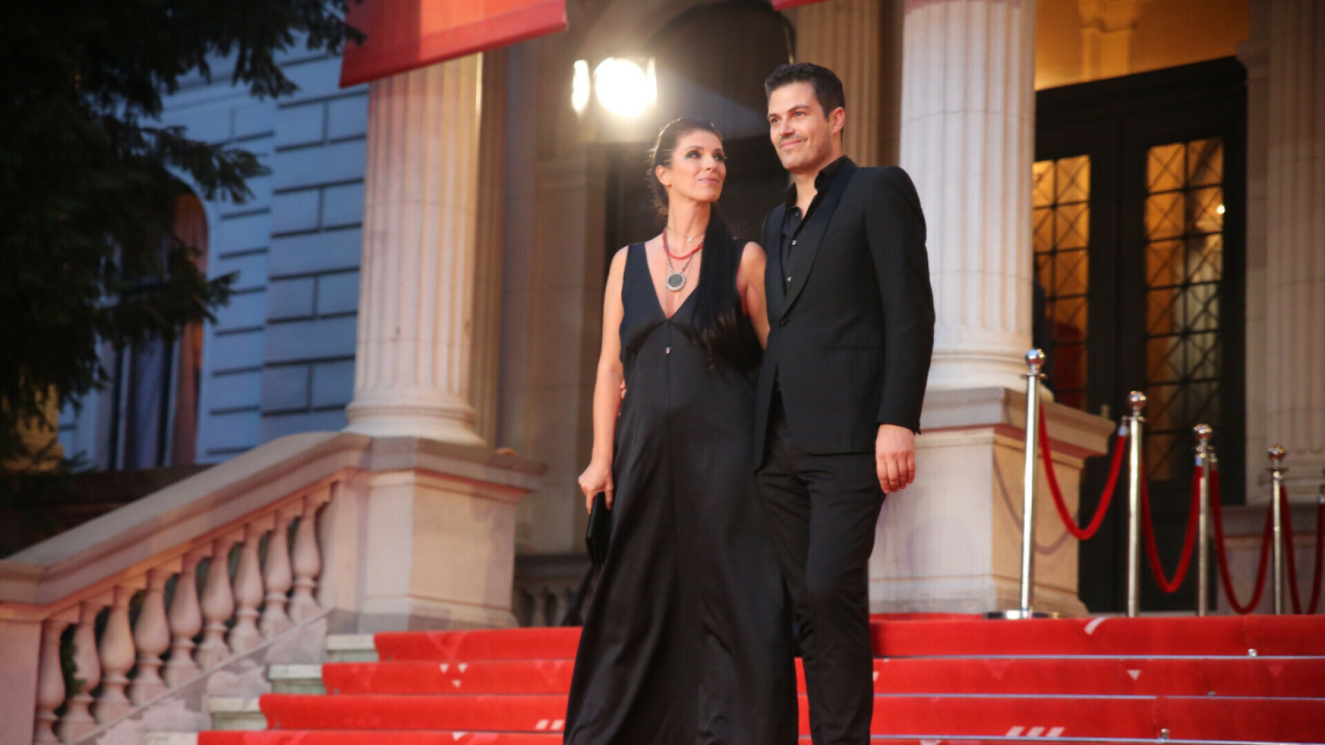 Pogledajte tko je žena u bijelom o kojoj svi pričaju, njen mlađi suprug ...