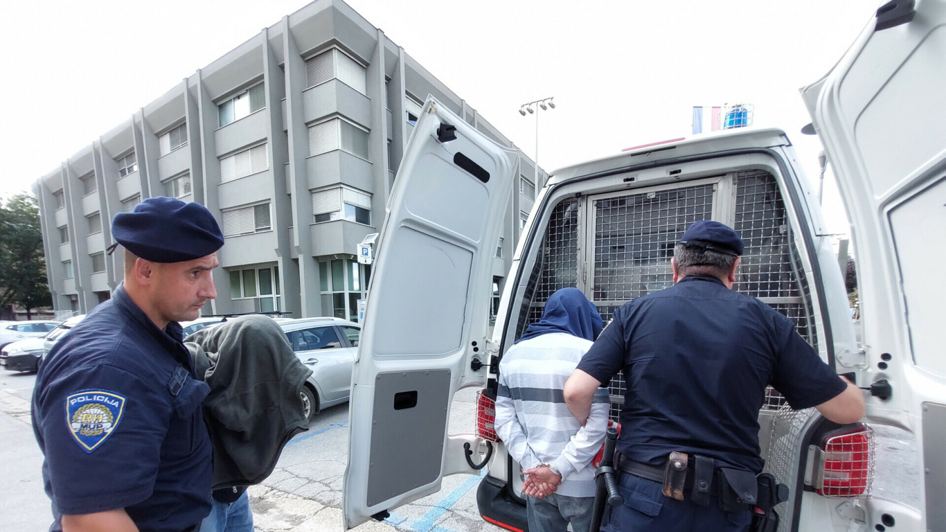 Lički policajci osumnjičeni za silovanje pušteni na slobodu, žrtva u ...