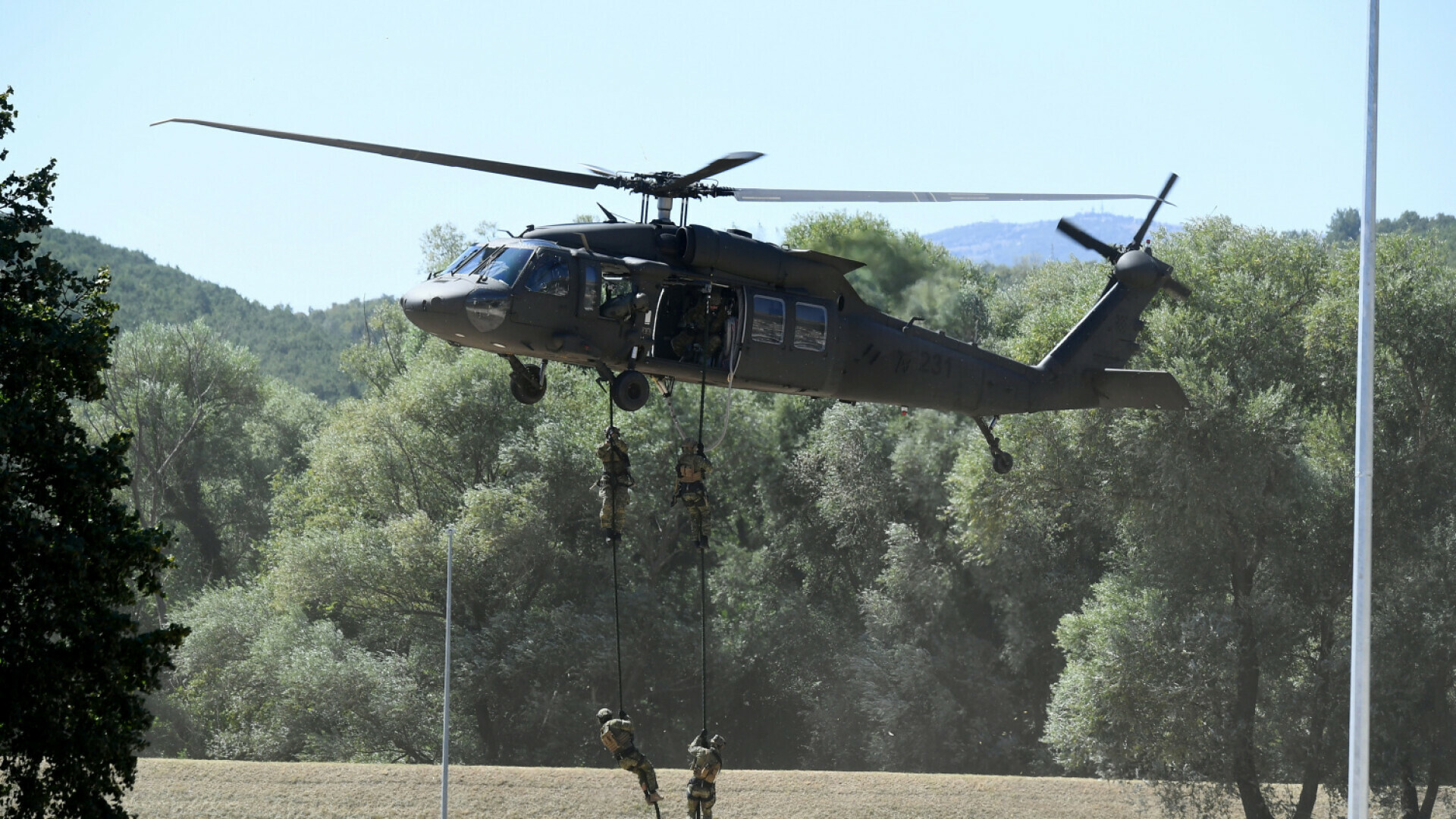 FOTOGALERIJA Nevjerojatan završetak svečanosti u Kninu: Održana vježba ...
