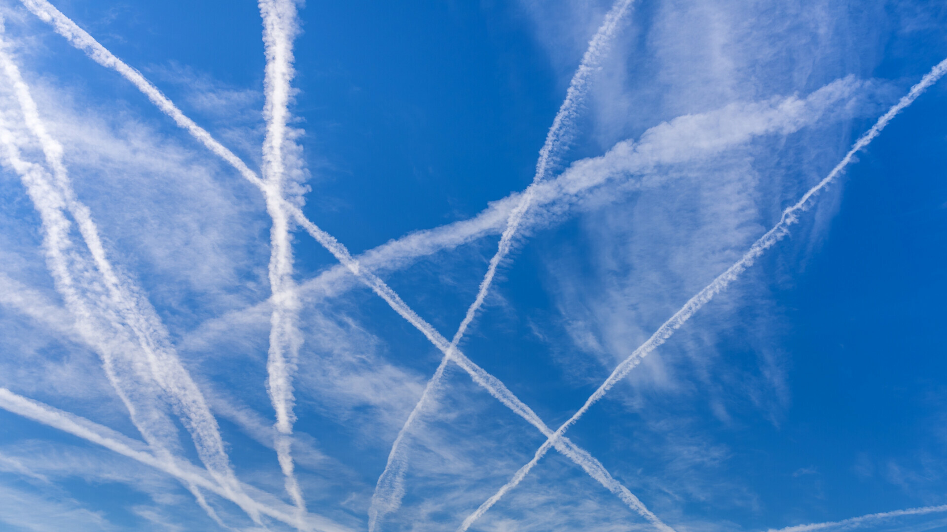 Čini vam se da je više bijelih tragova na nebu? Niste u krivu, evo o čemu se radi