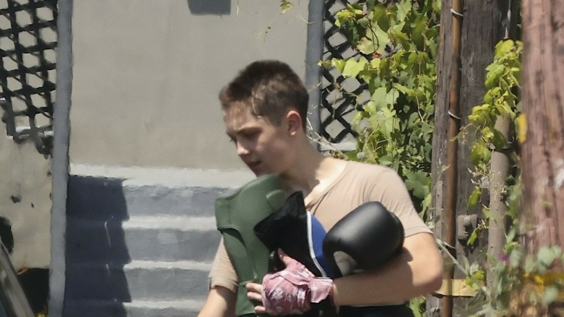 Angelina Jolie prvi put pozirala uz biološkog sina kojeg je dobila s ...