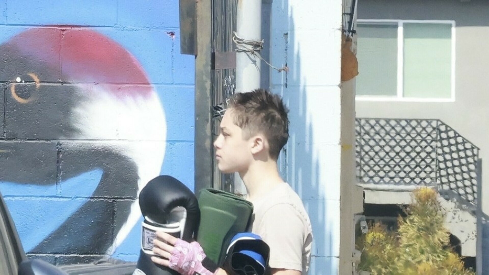 Angelina Jolie prvi put pozirala uz biološkog sina kojeg je dobila s ...