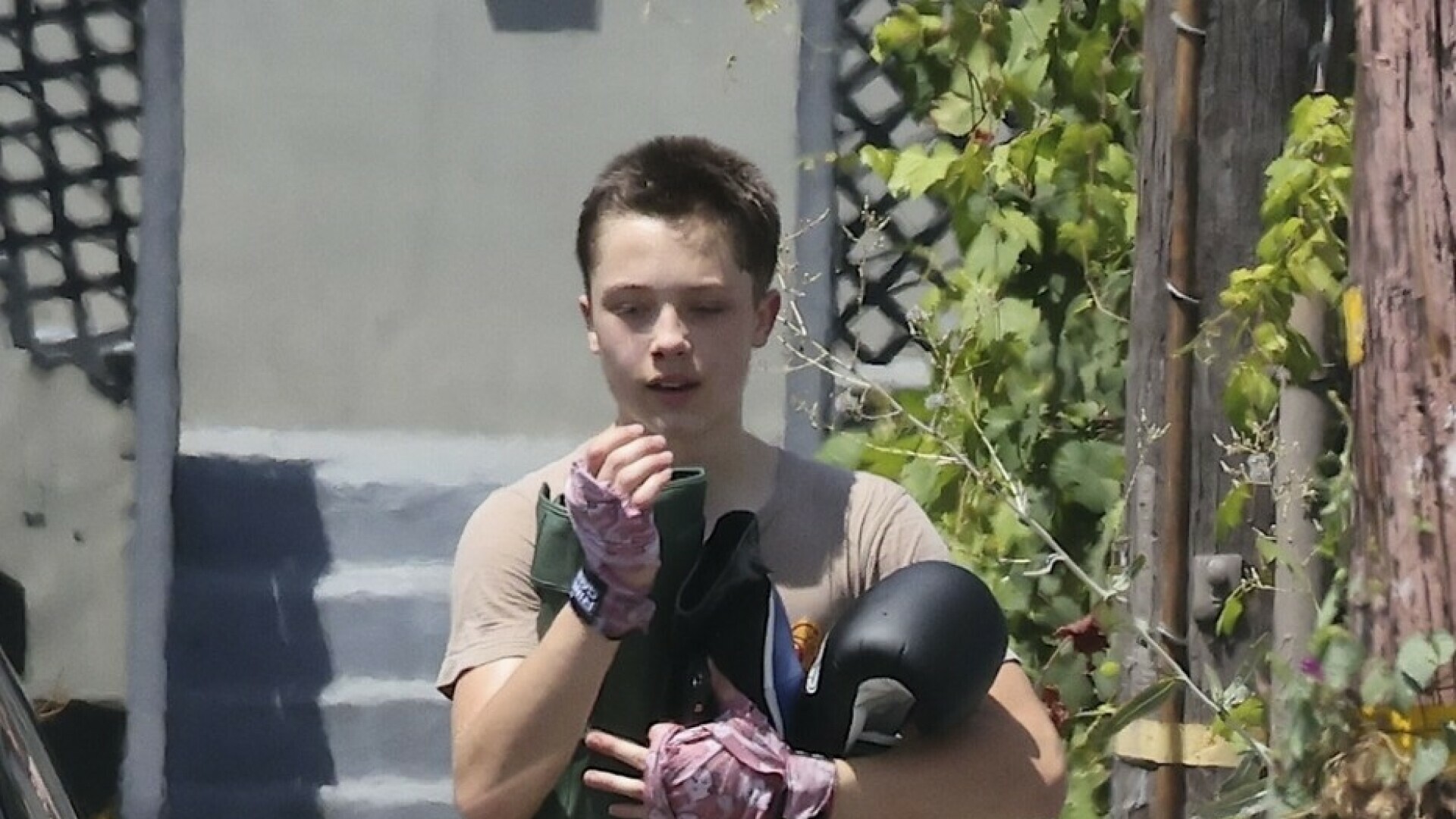 Angelina Jolie prvi put pozirala uz biološkog sina kojeg je dobila s ...