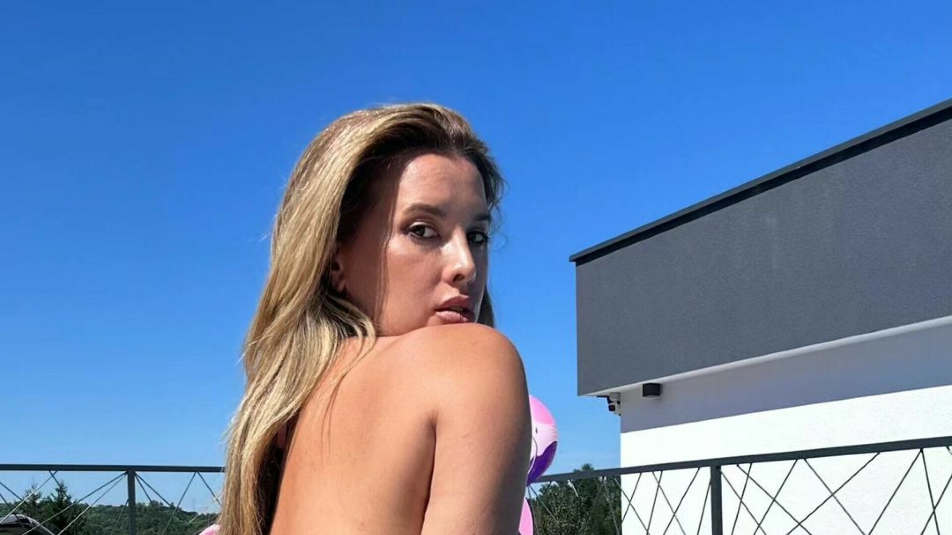 Nives Celzijus objavila je svoje neobrađene fotke u badiću, no sitne nesavršenosti nitko nije ...