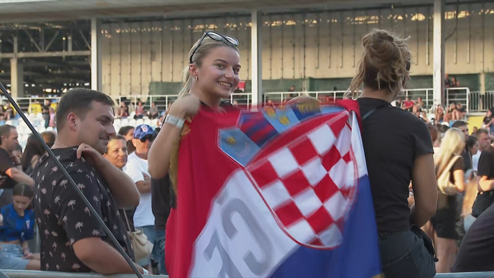 Sve je spremno za spektakl u Dugopolju! Okupili su se brojni fanovi Thompsona, a na kraju ...