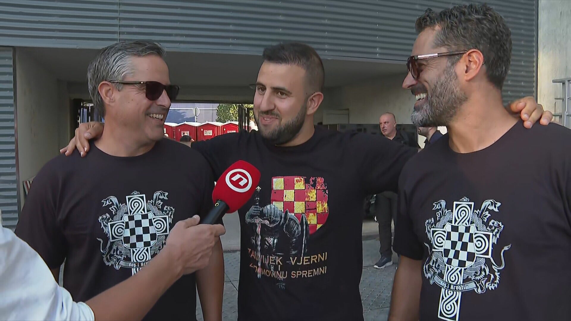 Sve je spremno za spektakl u Dugopolju! Okupili su se brojni fanovi Thompsona, a na kraju ...