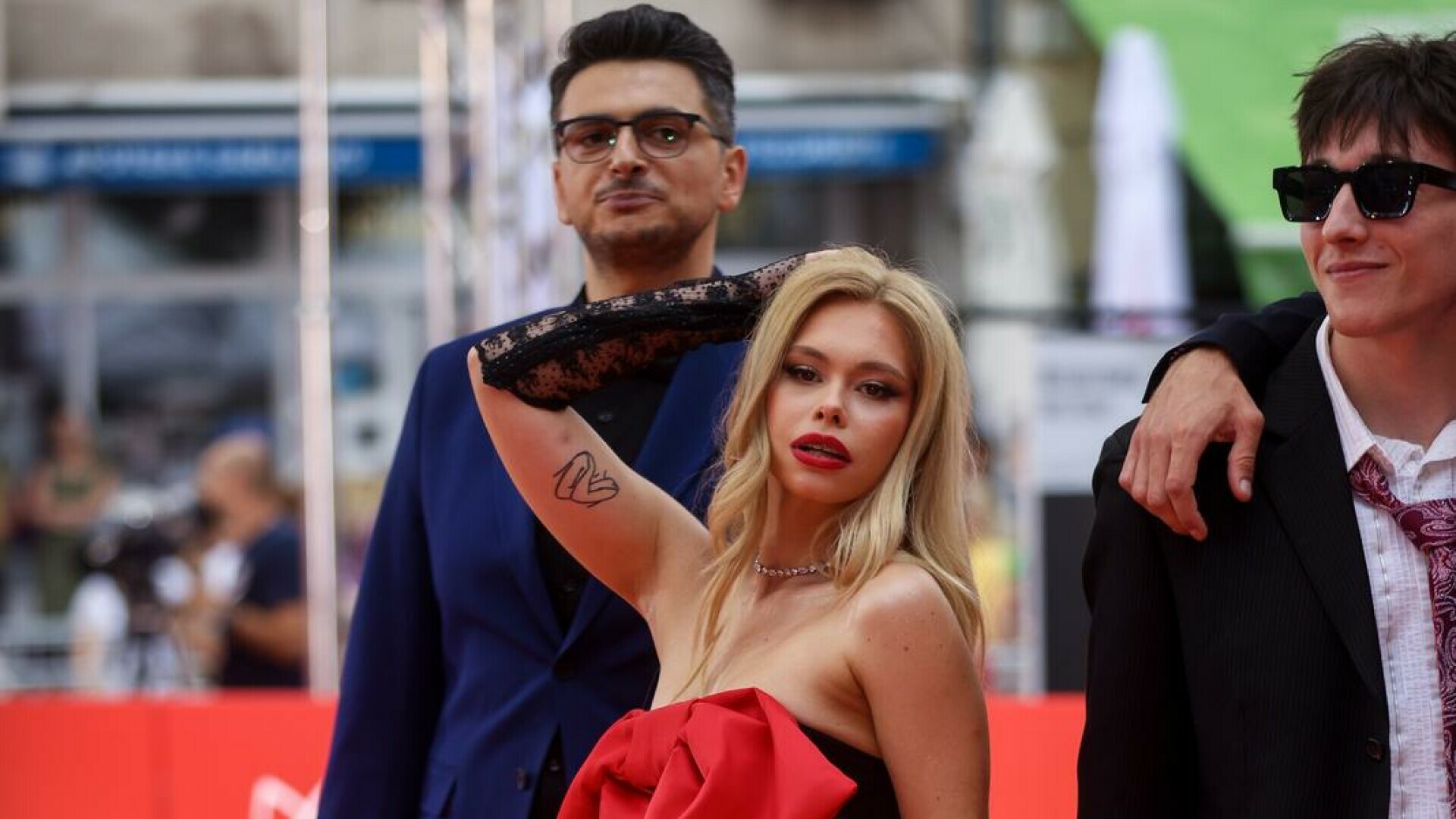 Pogledajte u čemu je ova mlada dama stigla na najprestižniji crveni ...