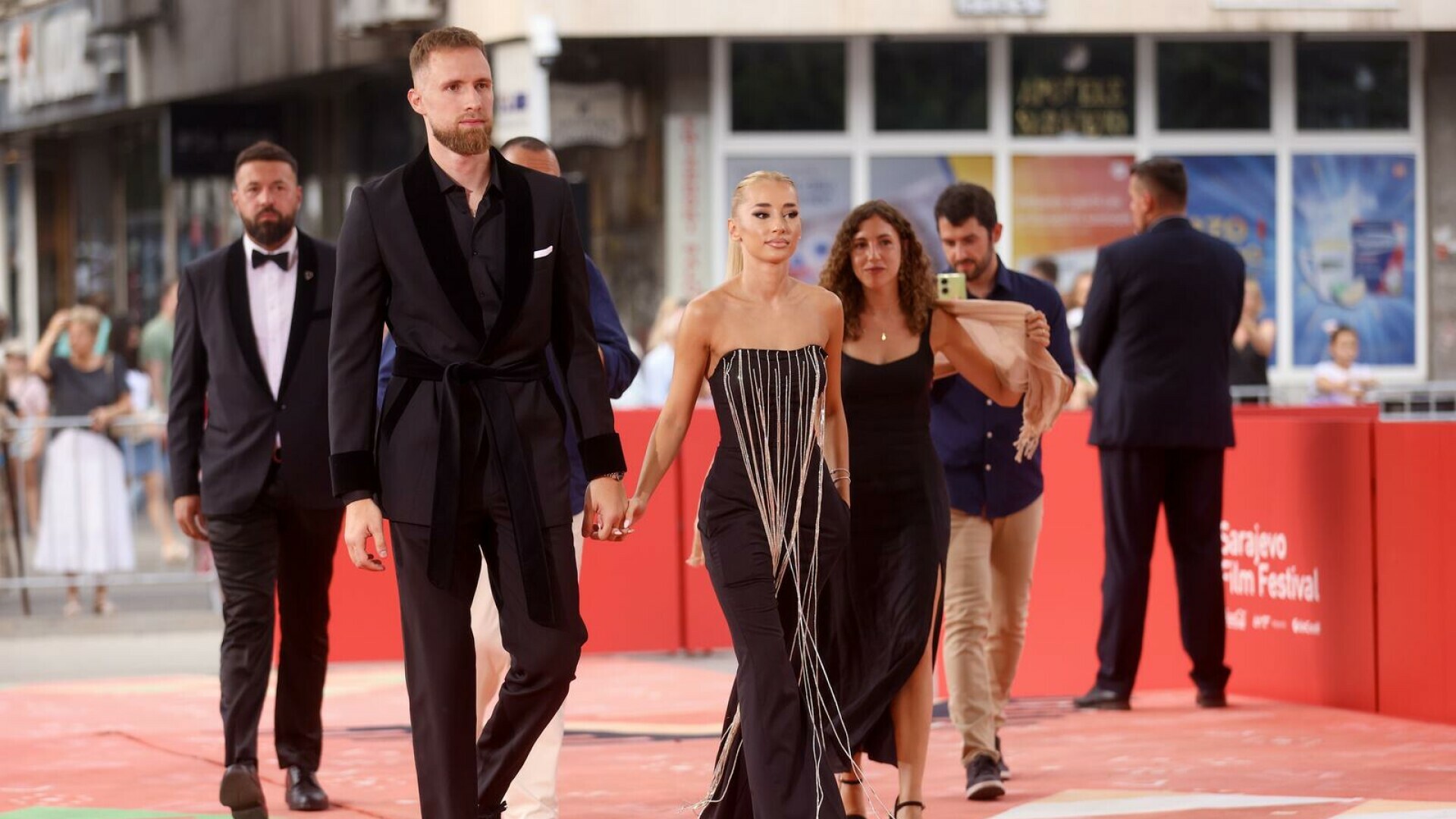 Ova prelijepa plavuša bila je pravi mamac za poglede u tijesnom ...