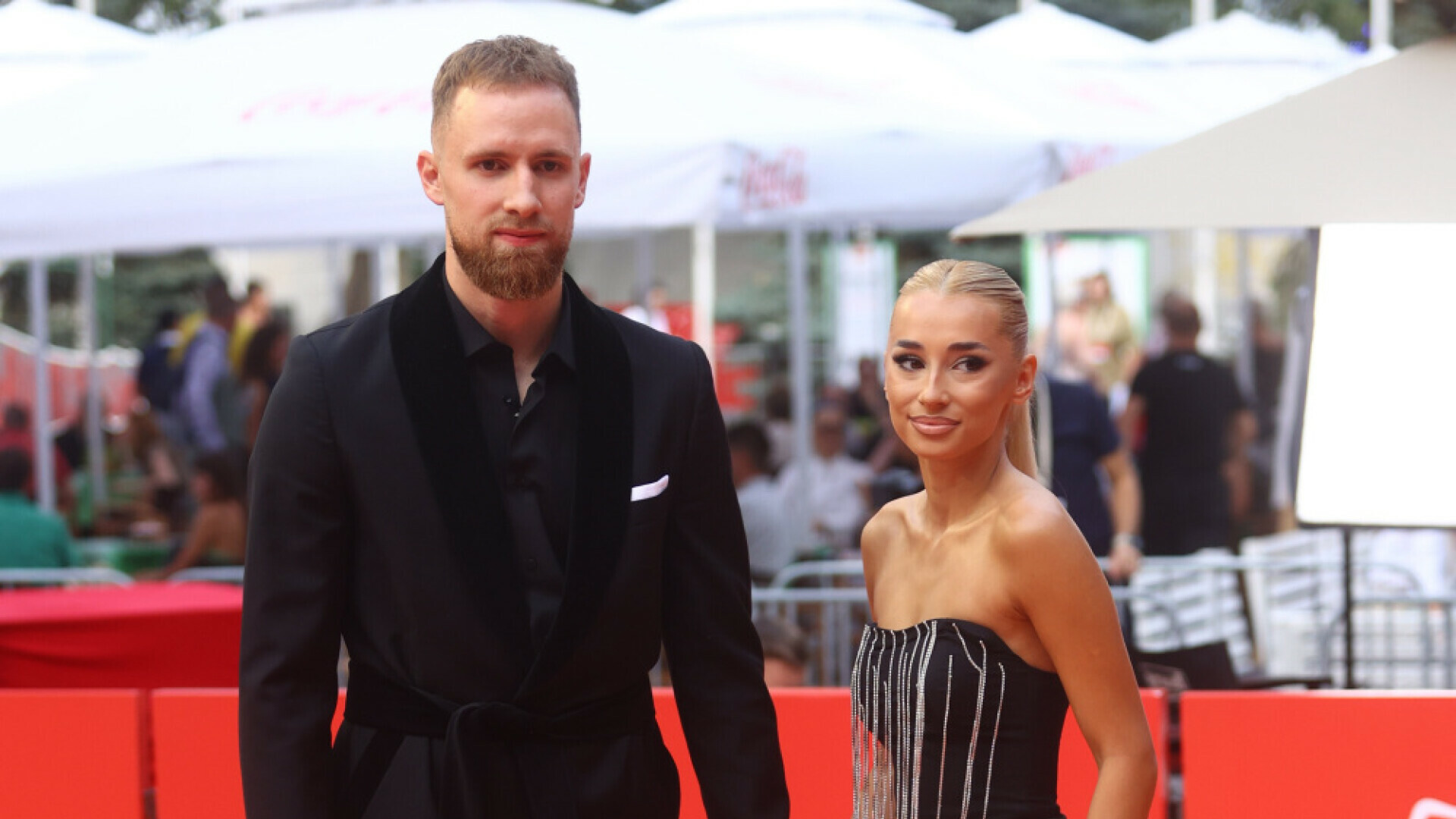 Ova prelijepa plavuša bila je pravi mamac za poglede u tijesnom ...