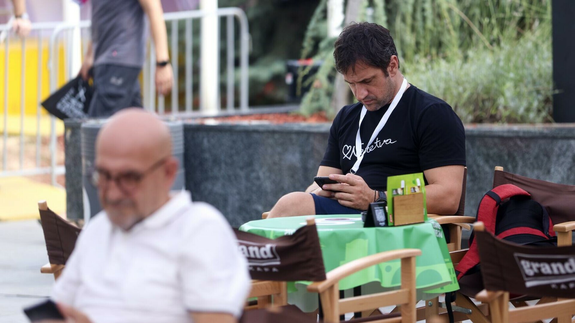 Naš glumac u Sarajevu je privukao pozornost posebnim natpisom na majici ...
