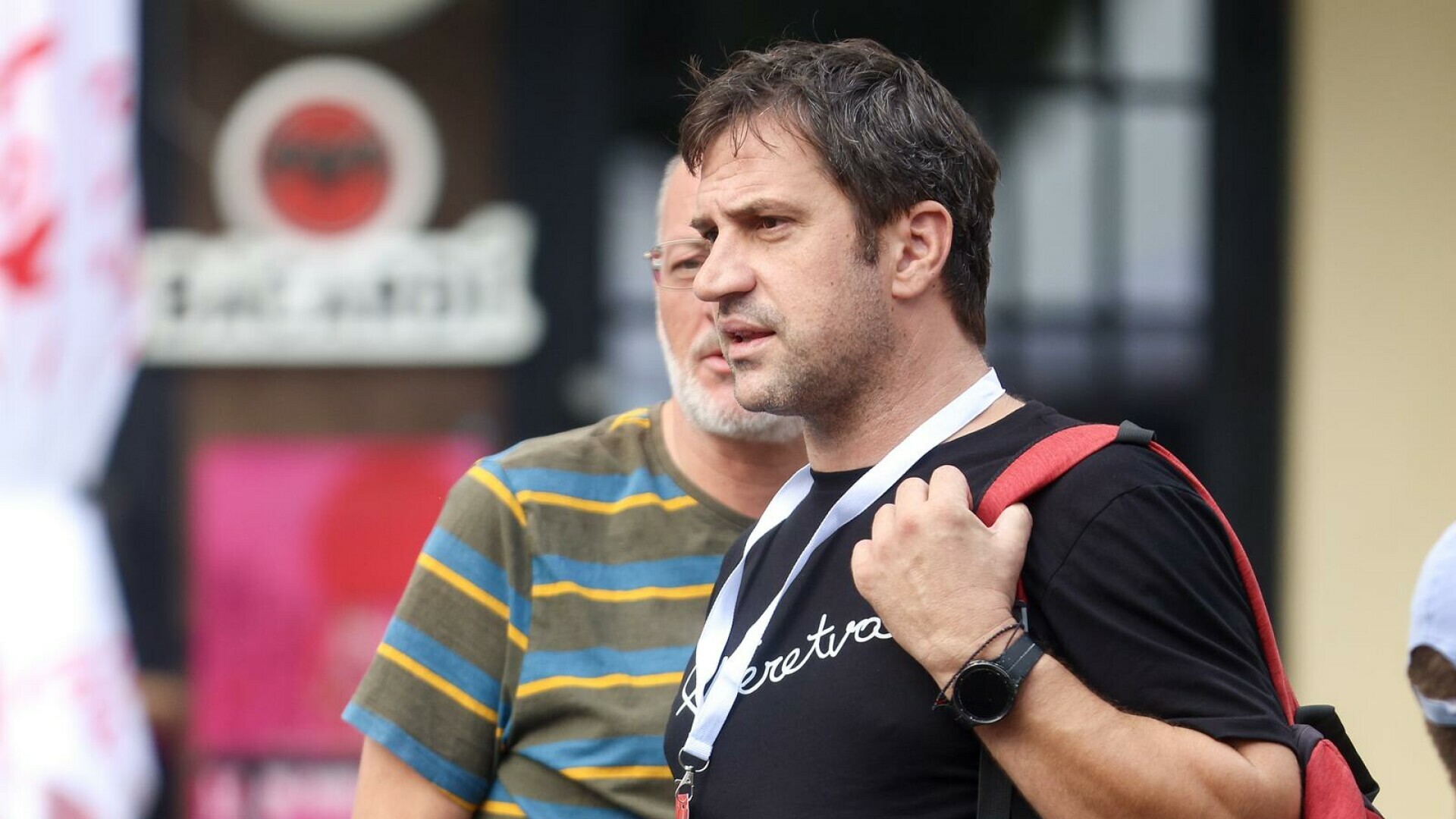 Naš glumac u Sarajevu je privukao pozornost posebnim natpisom na majici ...