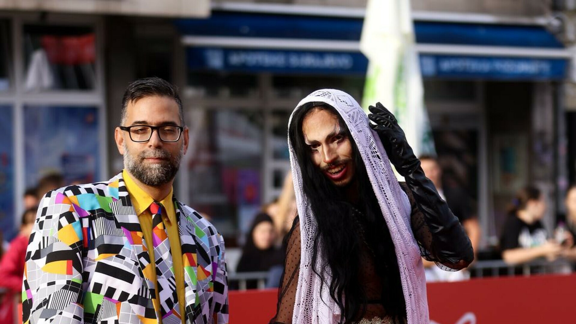 Jesu li ovo najodvažniji outfiti dosad u Sarajevu? Ovaj dvojac bio je ...