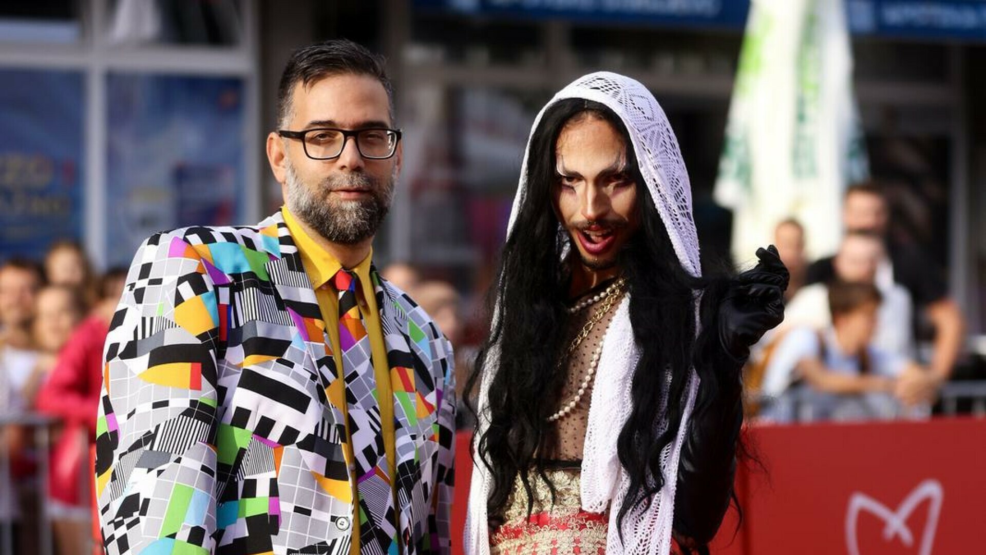 Jesu li ovo najodvažniji outfiti dosad u Sarajevu? Ovaj dvojac bio je ...
