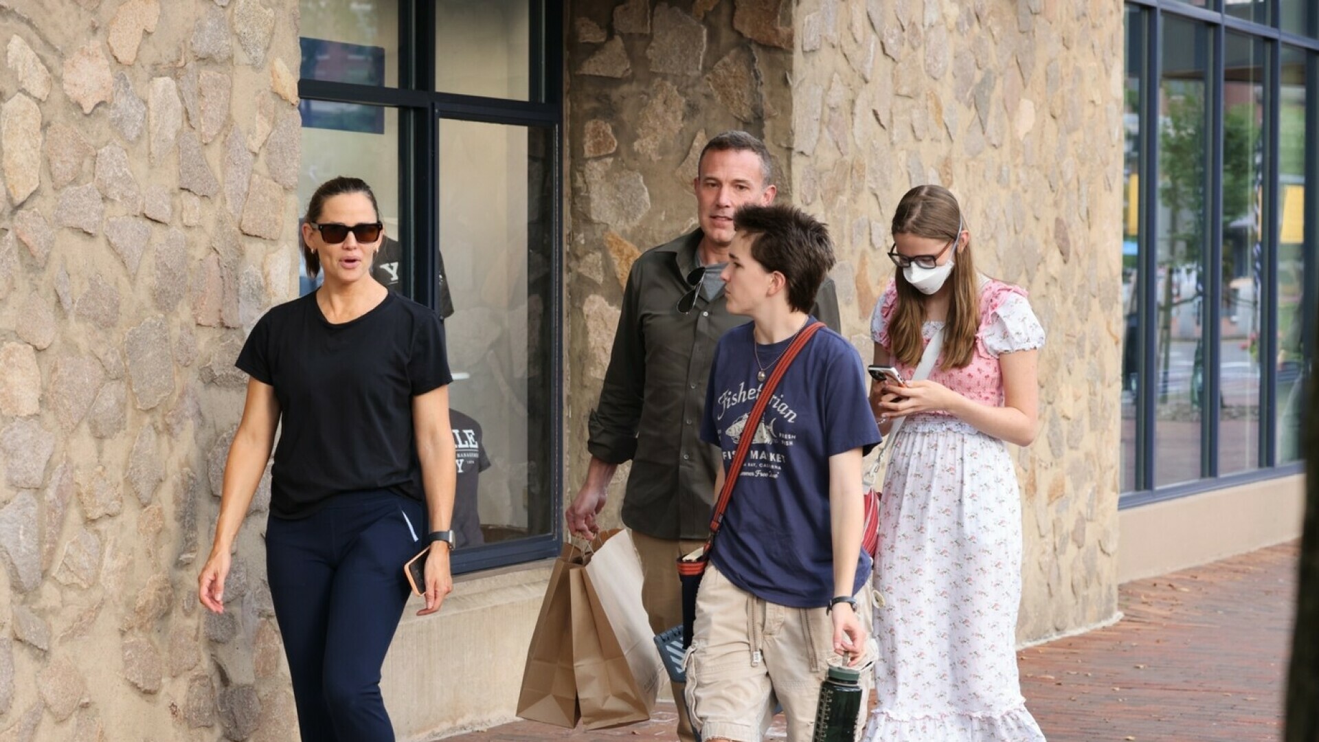 Evo što Ben Affleck radi dok je njegova supruga predavala papire za ...