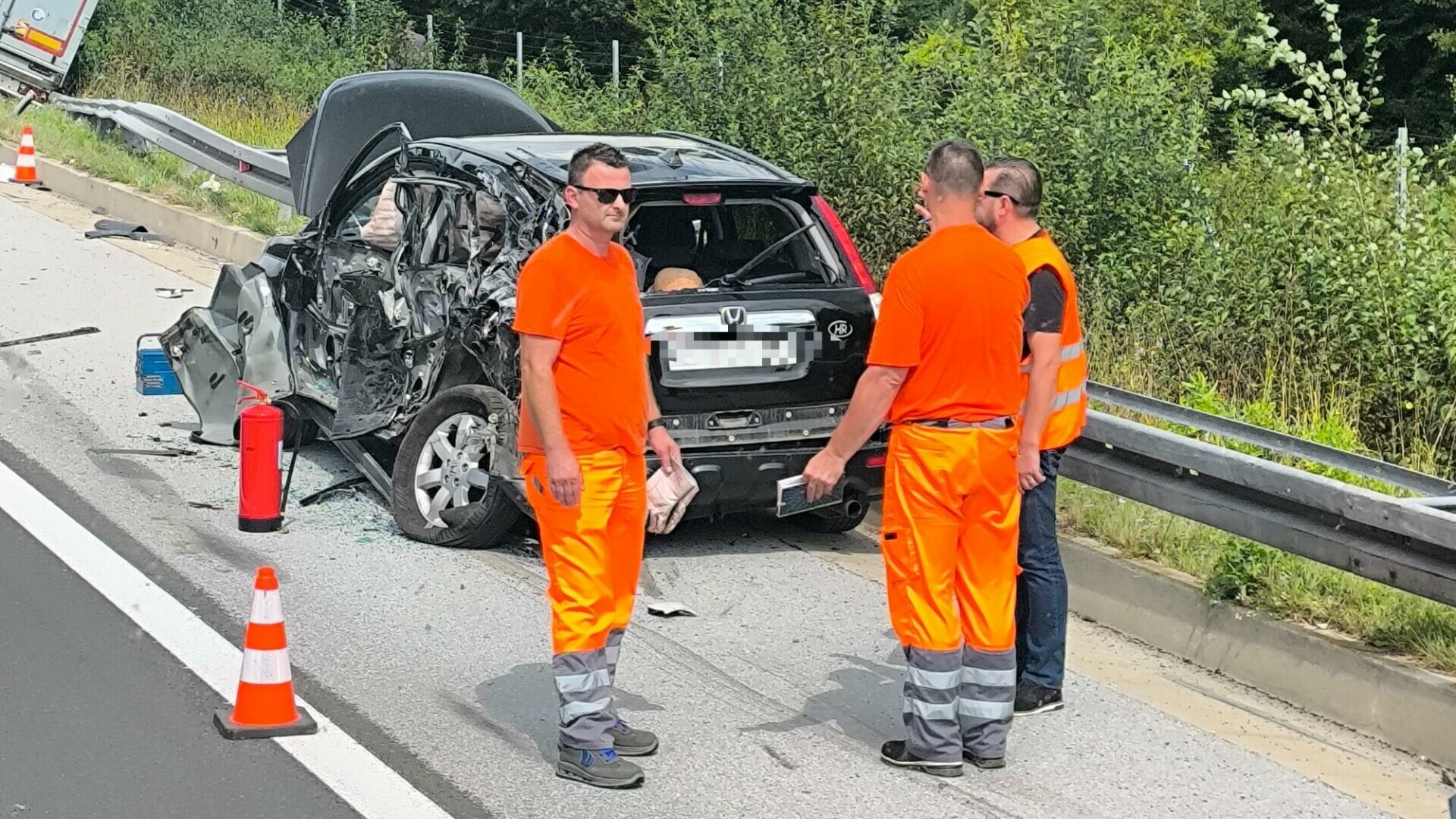 FOTO Užasna nesreća na autocesti: Kamionom udario u auto u zaustavnoj traci i pokosio muškarca ...
