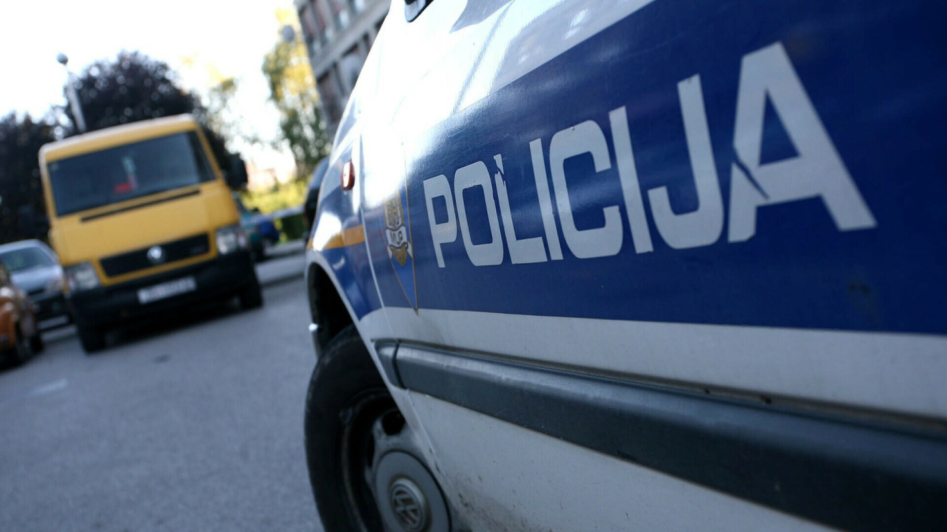 Pijani muškarac divljao u kafiću, čašom razrezao čuvara i šakom u glavu udario policajca