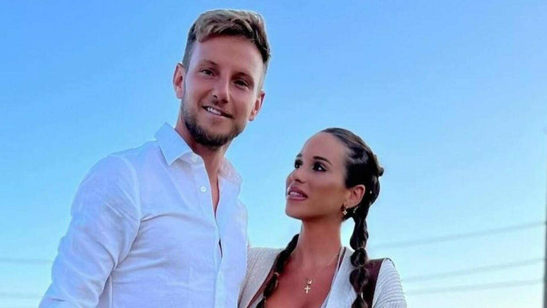 Rakitić i Raquel posjetili su Međugorje, ali neprimjereni outfit lijepe ...