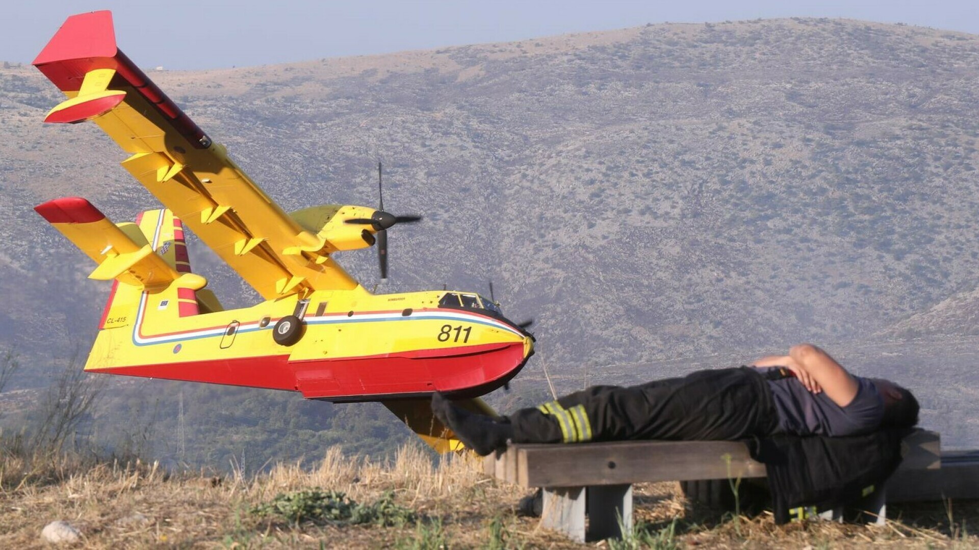 VELIKA GALERIJA Kanaderi stigli u pomoć umornim vatrogascima