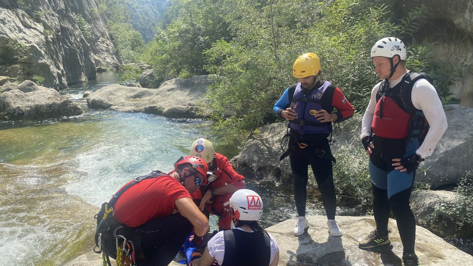 FOTO Spriječena tragedija: HGSS spasio ženu iz kanjona Cetine
