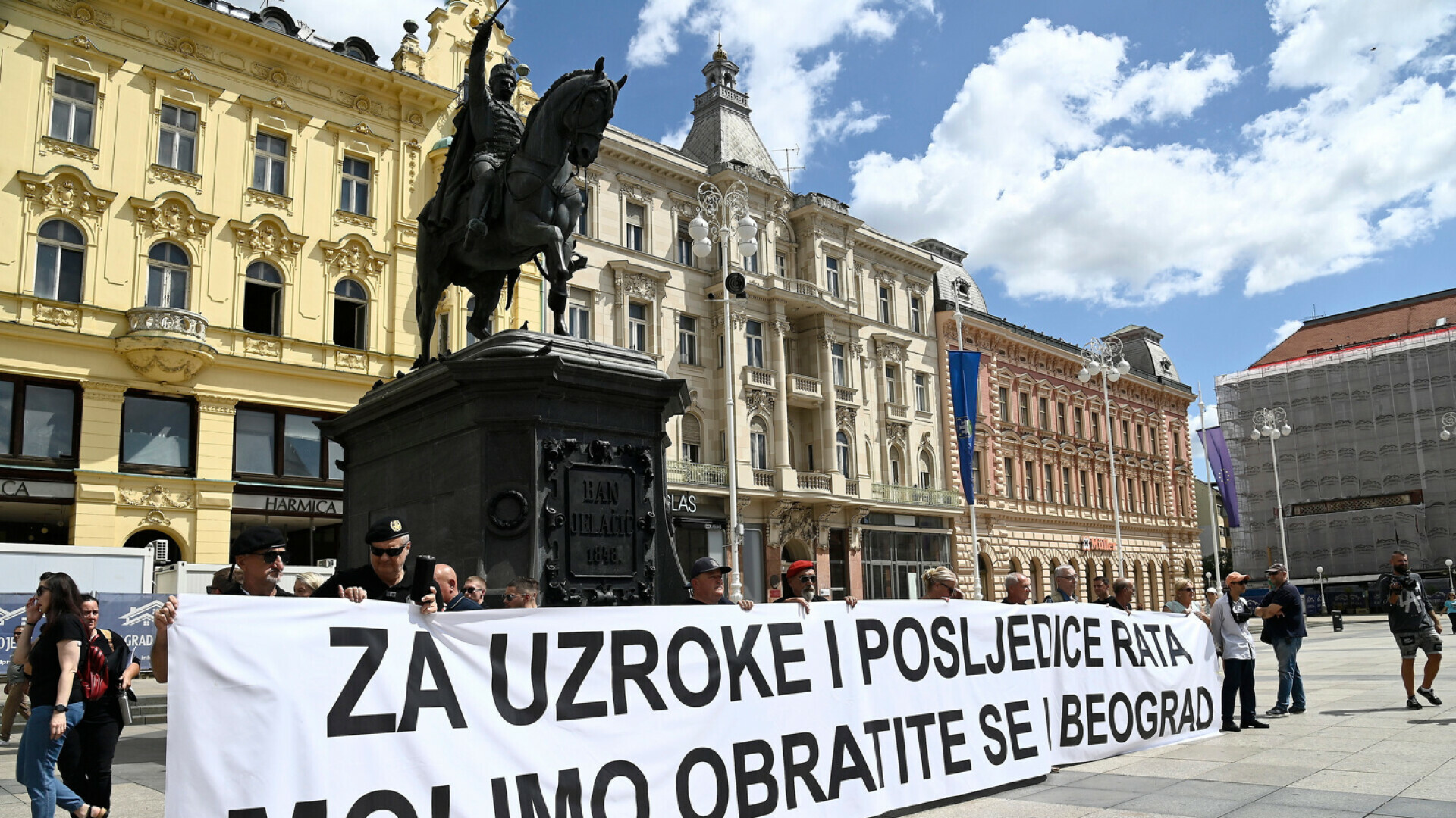 FOTO U centru održana antiratna akcija: "Zločini u Oluji su odgovornost ...