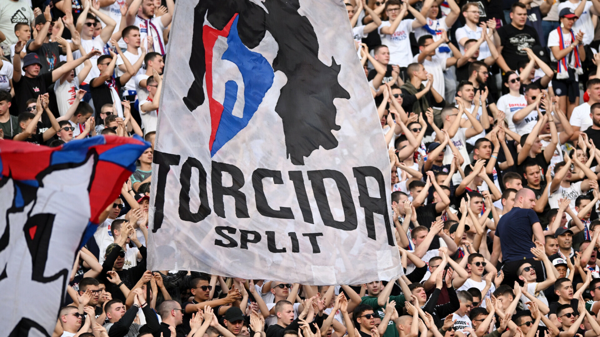 Torcida na najbolniji način vratila igračima Hajduka: Neviđena scena na ...