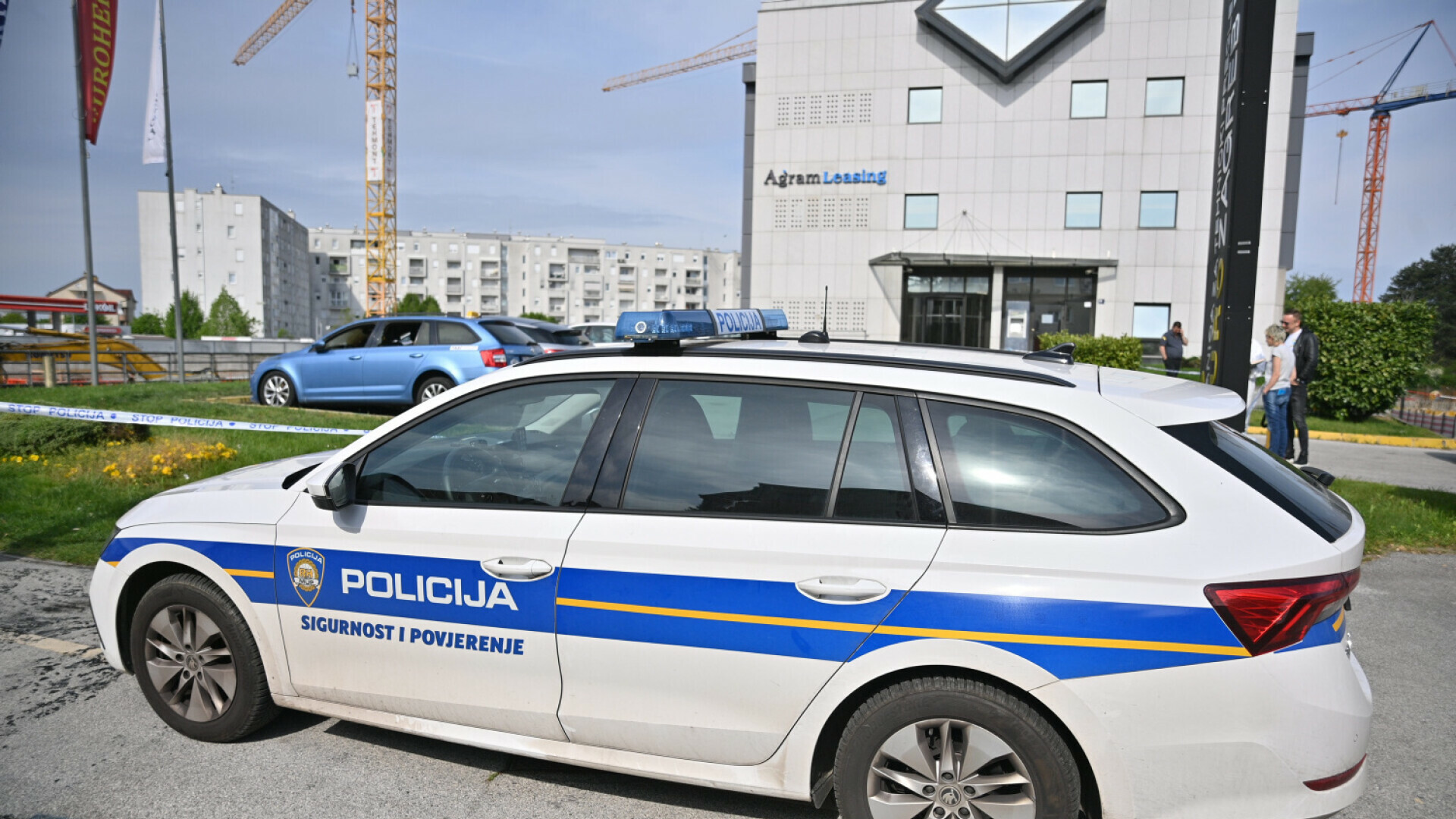 Auto izgorio u požaru u Novom Zagrebu, oštećeno je još jedno vozilo