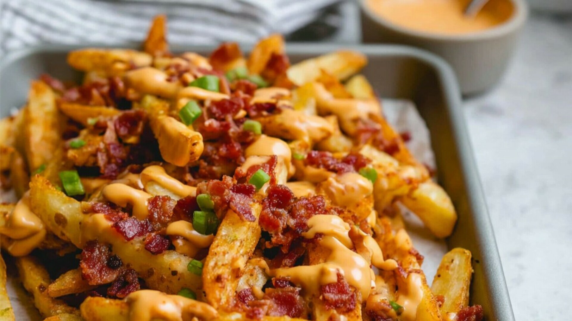 Natovareni krumpirići: Recept za pomfrit sa slaninom i sirom koji vam ...