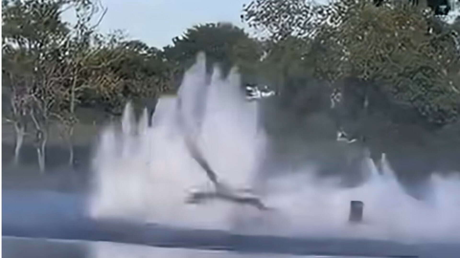 Dramatična snimka pada: Vatrogasni helikopter srušio se u jezero dok je grabio vodu za gašenje