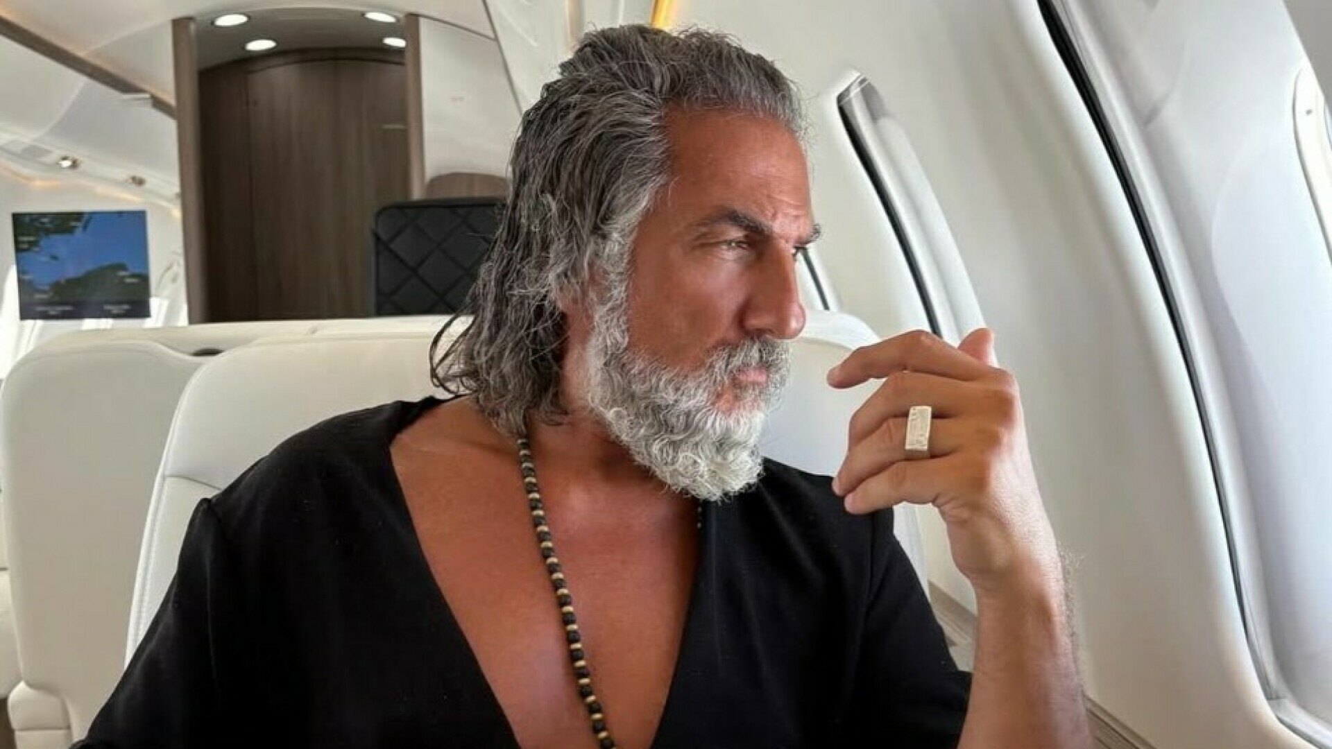 Tko je Zeus, najmisteriozniji čovjek na svijetu? Rasipa se milijunima ...