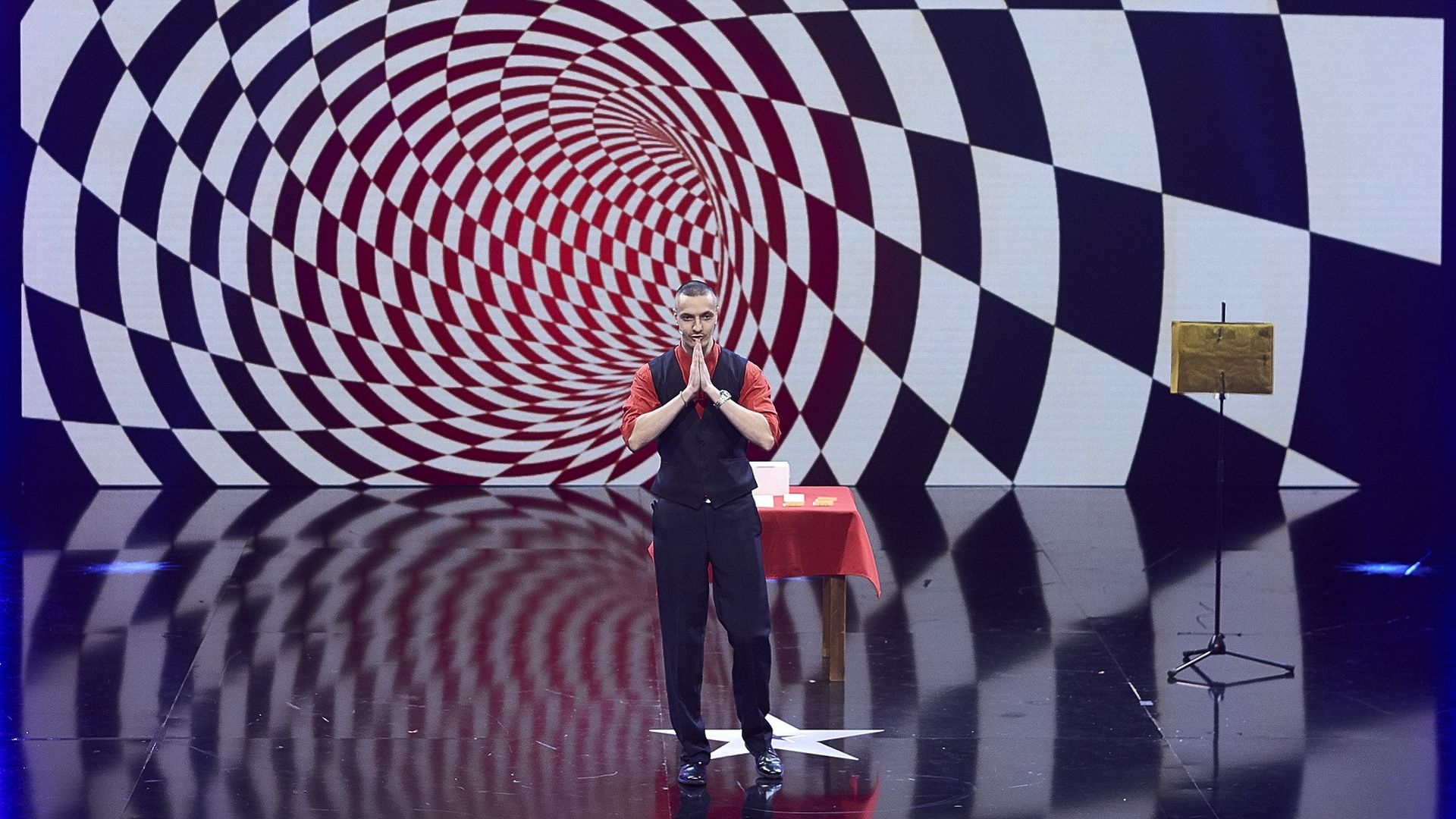 Iluzionist Emir u svoju Supertalent točku uključio sva četiri člana žirija!