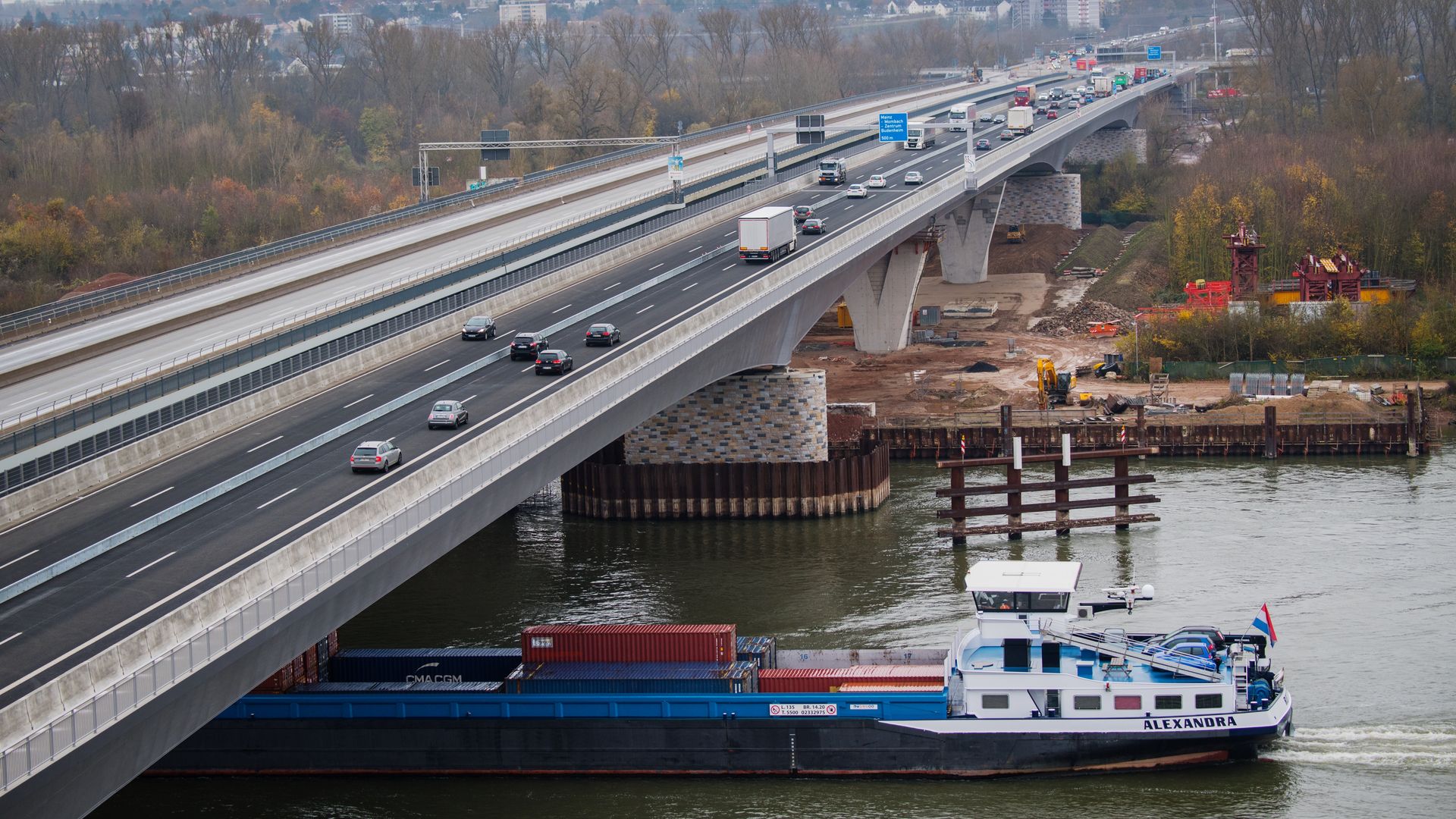 Putnički brod na rijeci Rajni udario o stup vijadukta, 27 ozlijeđenih