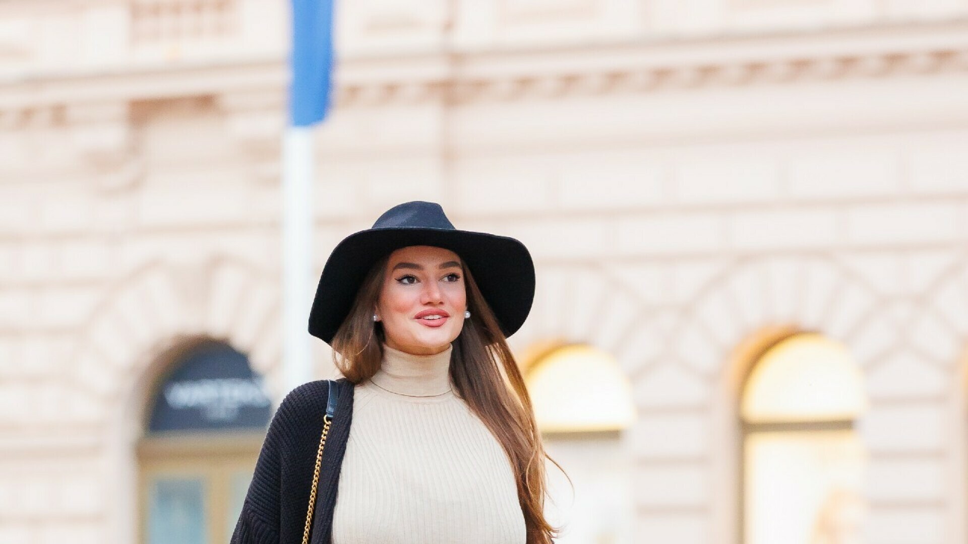 Popularna haljina iz Manga: Lijepa Tea na špici u najtraženijem zimskom ...