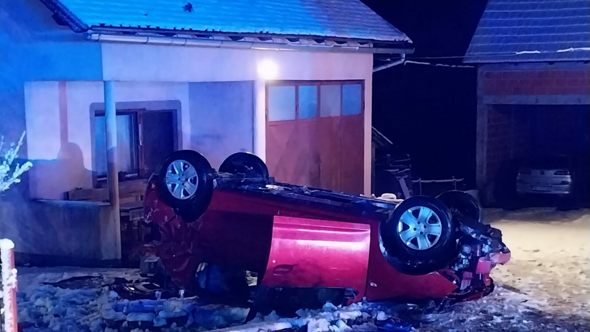 Kaos usred noći: Probila ogradu, automobil završio na krovu, policija objavila još detalja